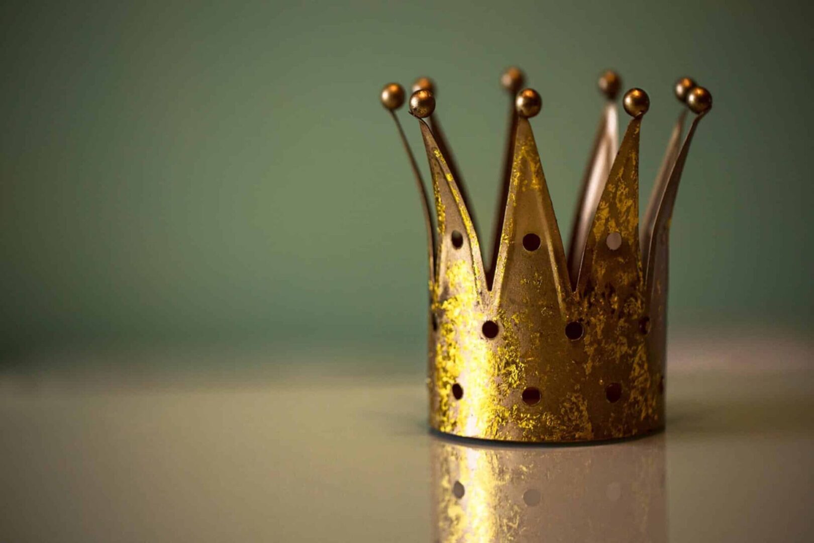 Leadership vs Management Are You Ready to Wear the Crown?